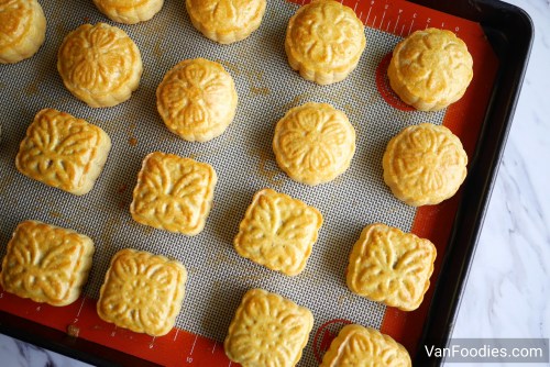 [Recipe] Baked Chinese Mooncake with Salted Egg Yolk Custard Filling ...
